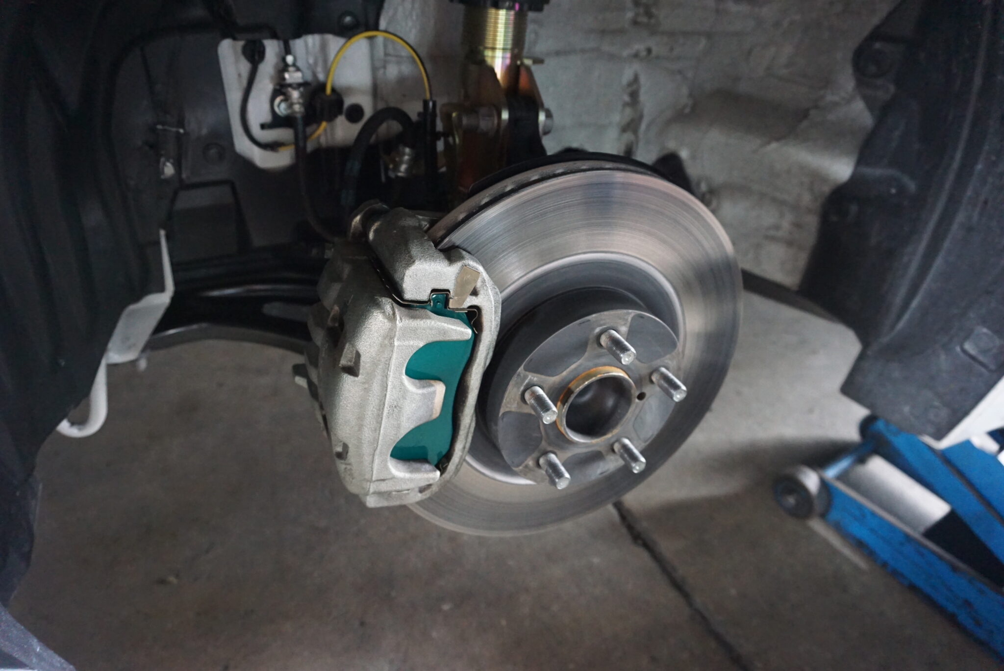 デモカーGR86（ZN8）、18インチの265幅だったものを17インチへ仕様変更w | サカモトエンジニアリング