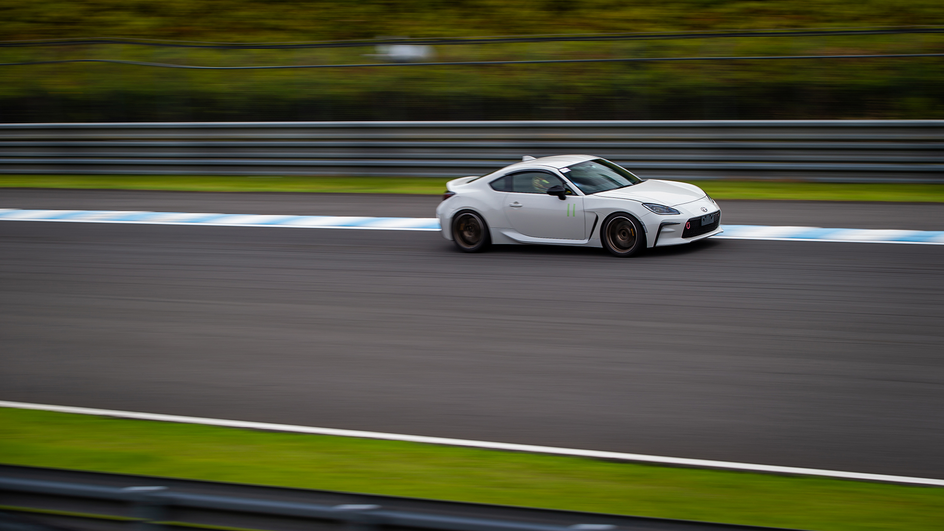 デモカーGR86（ZN8）、18インチの265幅だったものを17インチへ仕様変更w | サカモトエンジニアリング