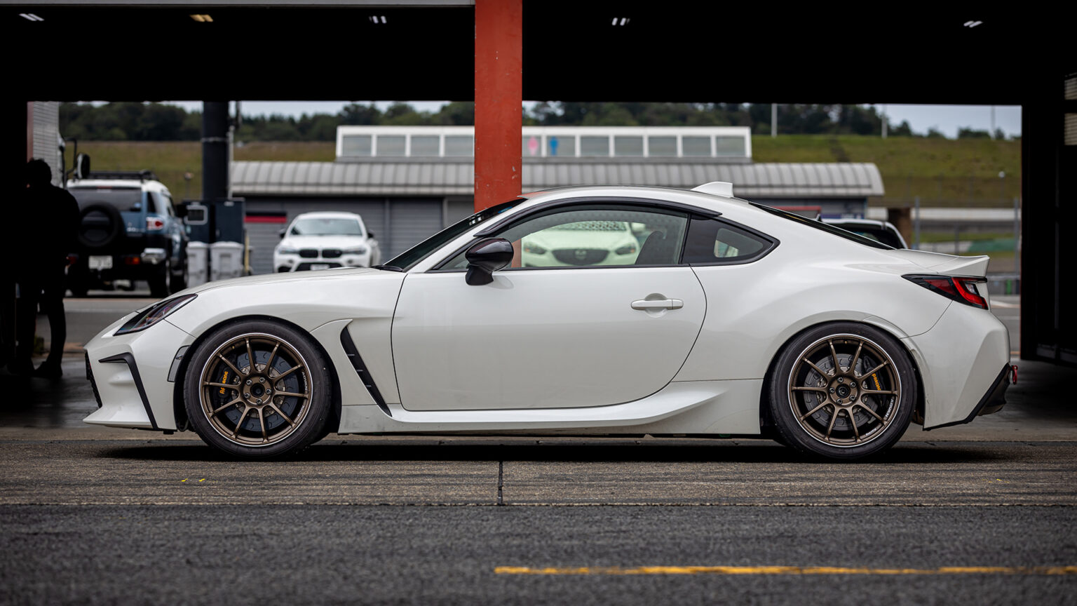 デモカーGR86（ZN8）、18インチの265幅だったものを17インチへ仕様変更w | サカモトエンジニアリング